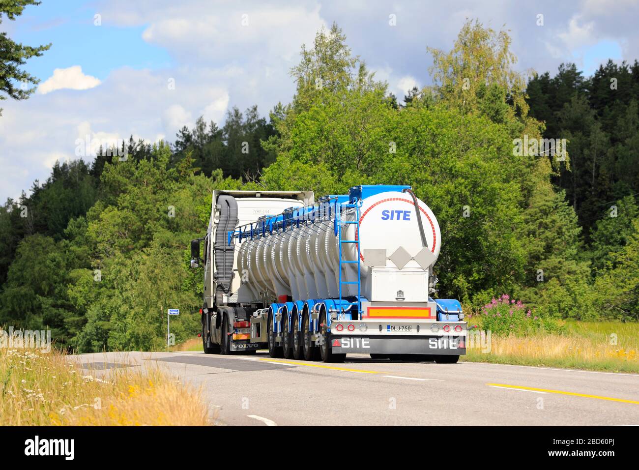 Semi truck rear view hi-res stock photography and images - Alamy