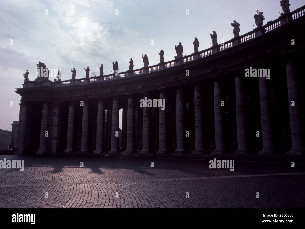 Semi circular colonnade hi-res stock photography and images - Alamy