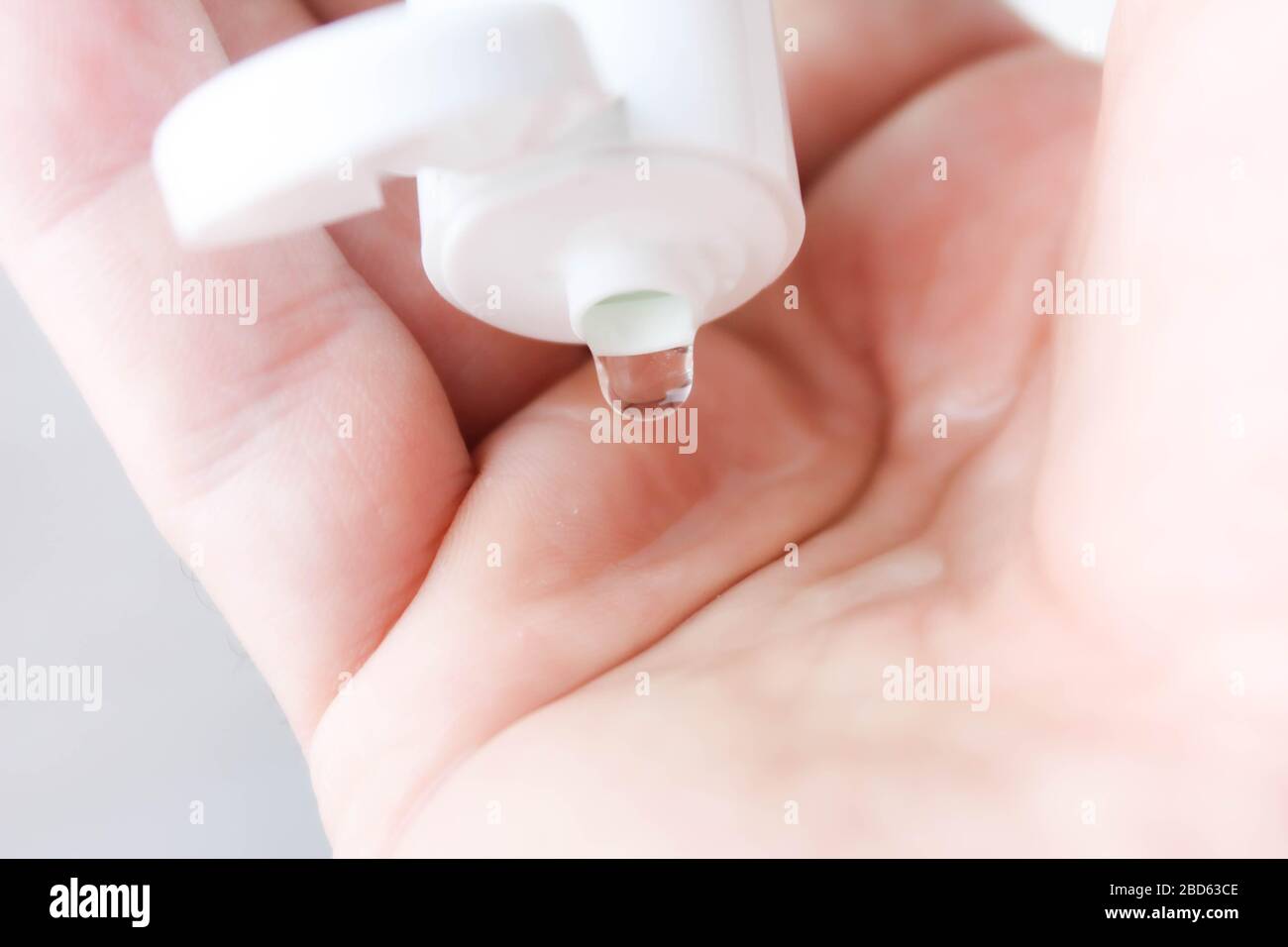 Hand disinfection with an alcohol cleanser Stock Photo - Alamy
