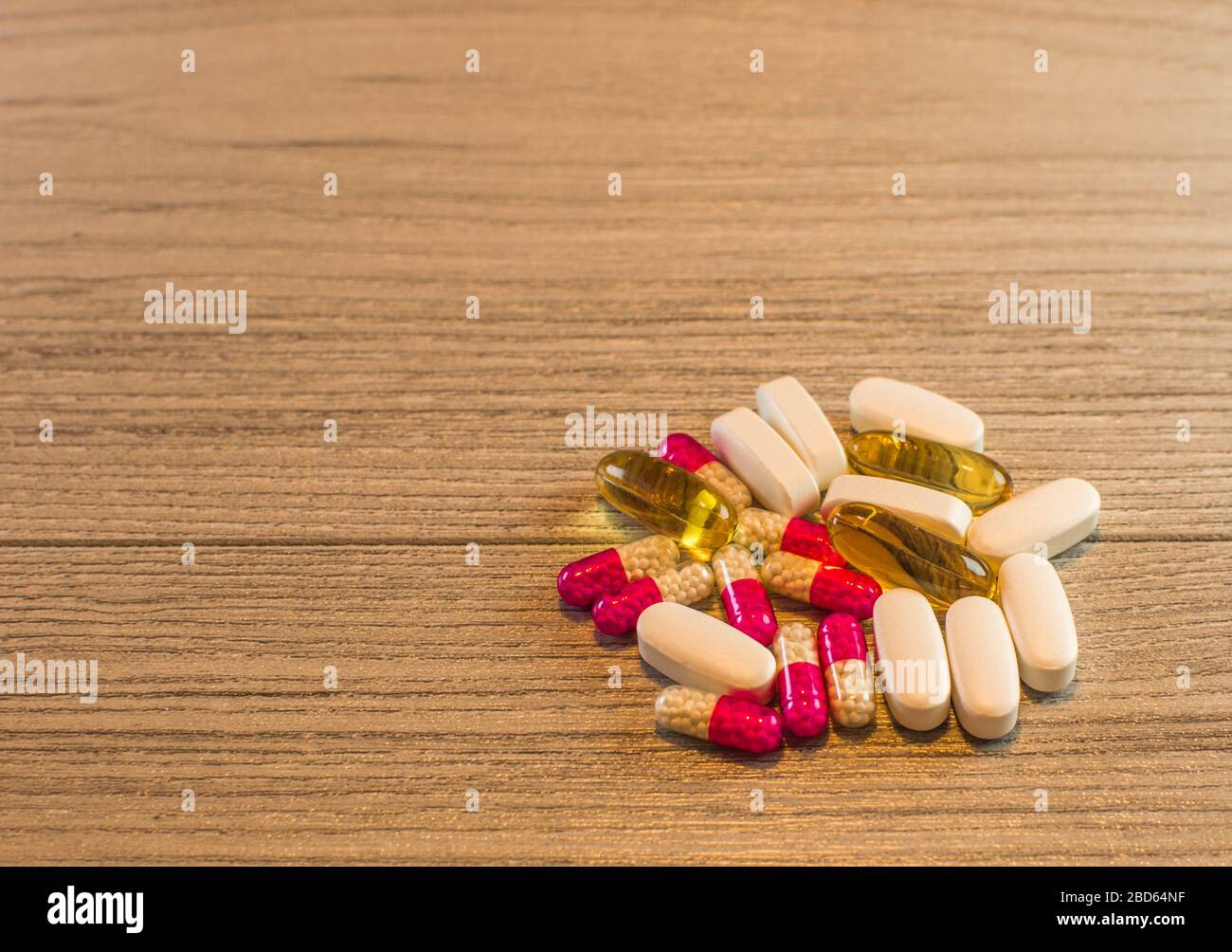 Red pills bottle hi-res stock photography and images - Alamy