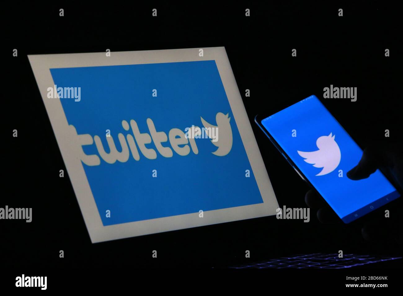 Person on twitter phone hi-res stock photography and images - Alamy