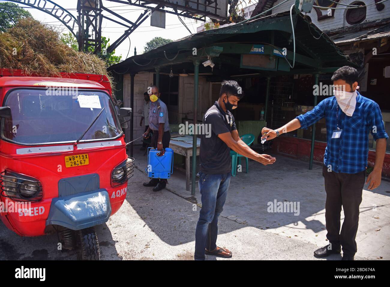 Zoo worker hi-res stock photography and images - Alamy