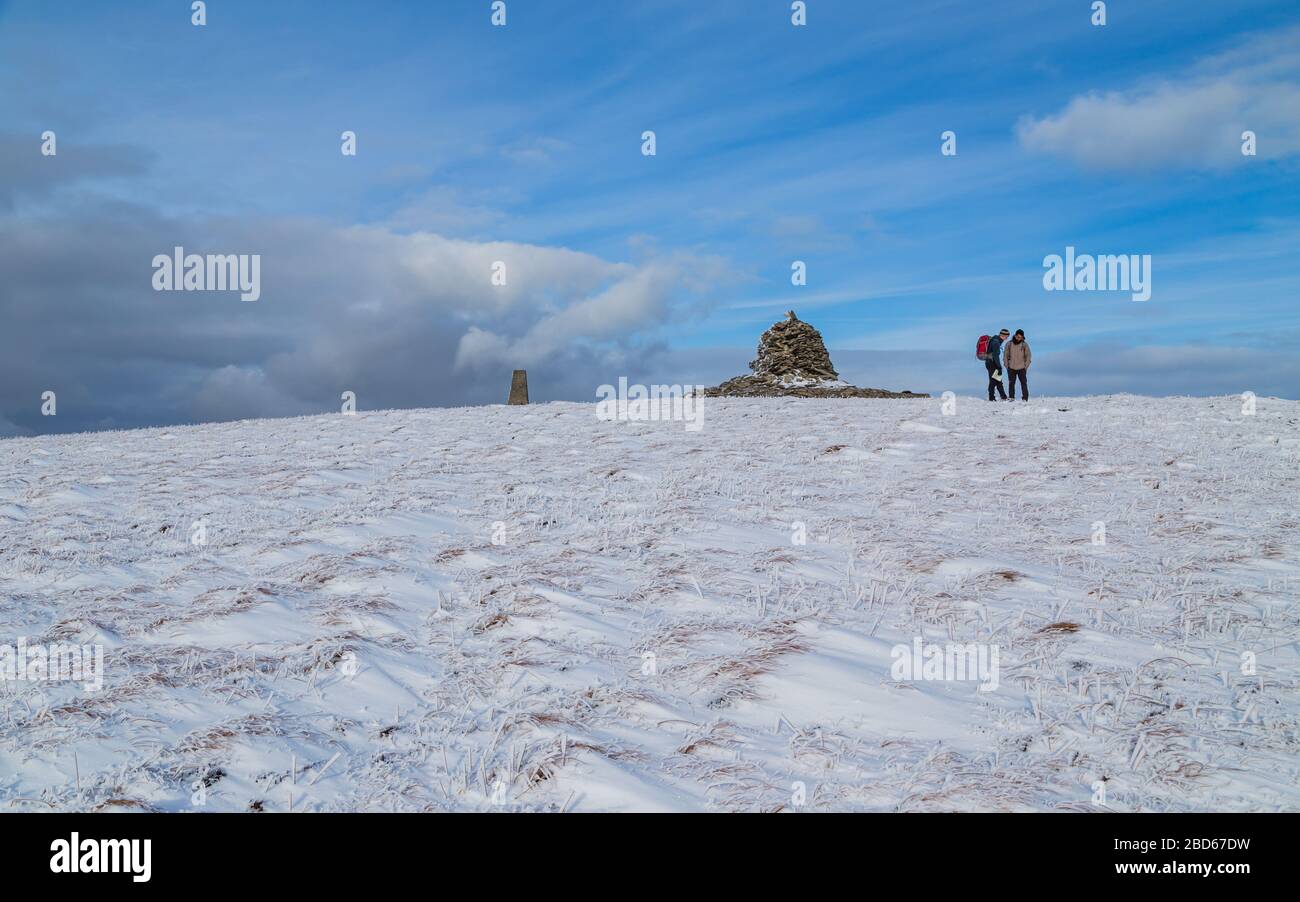 CO KERRY, IRLAND - FEBRUARY 4, 2019: People climbing in the snow at the ...