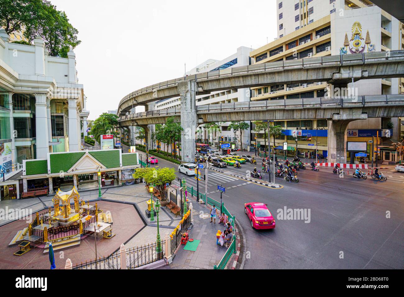 Shrine ratchaprasong intersection bangkok thailand hi-res stock ...