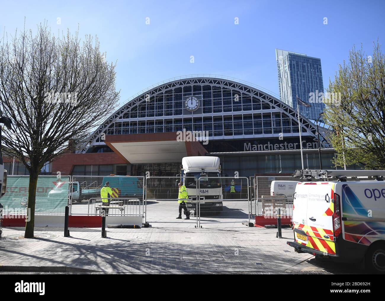 Construction workers at the new temporary NHS Nightingale Hospital ...