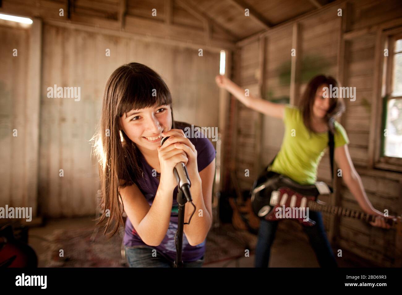 Teenage singers hi-res stock photography and images - Alamy