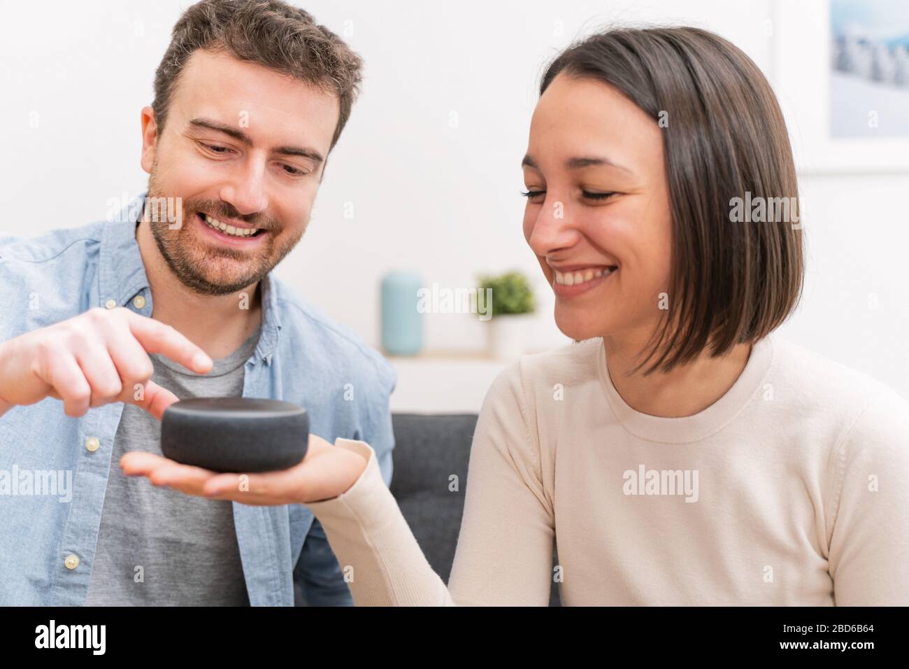 Couple voice hi-res stock photography and images - Alamy