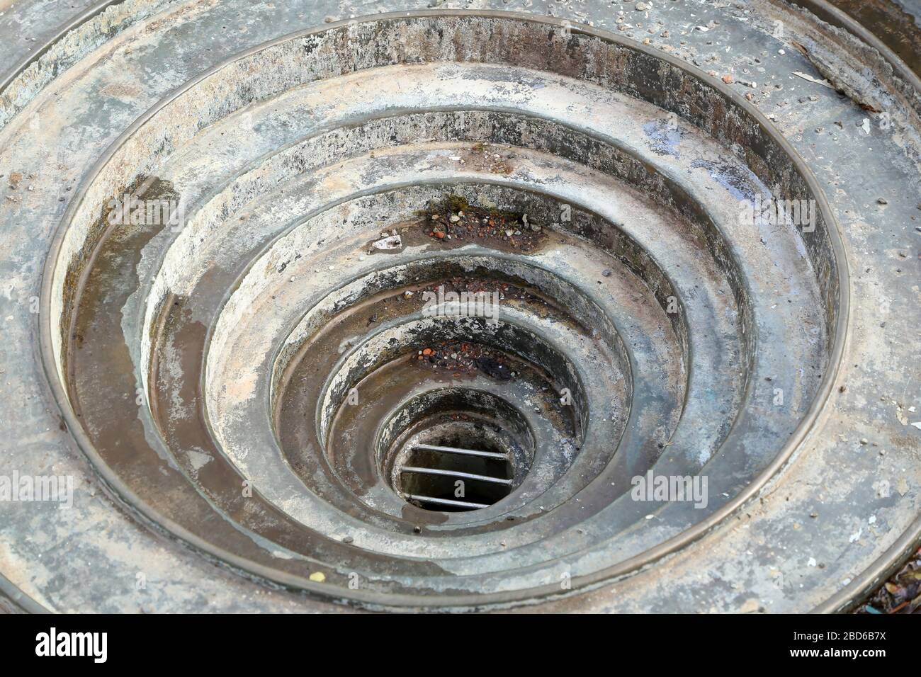 Garden fountain without water with drain hole Stock Photo - Alamy