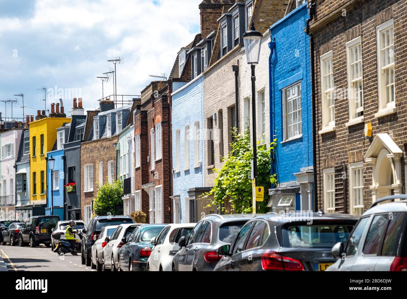 An attractive street of houses in Chelsea area of Kensington- London ...