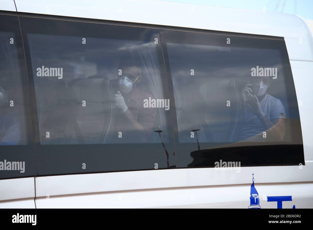 Men disembarked from the ship that brought them back to Italy from ...