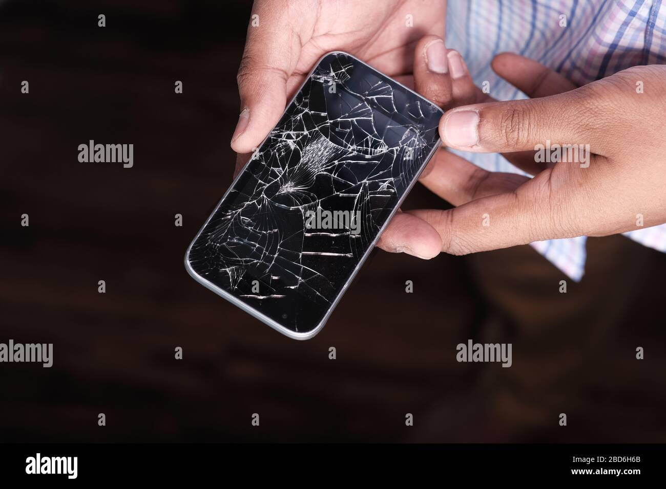 Close up of man hand holding broken smart phone Stock Photo - Alamy