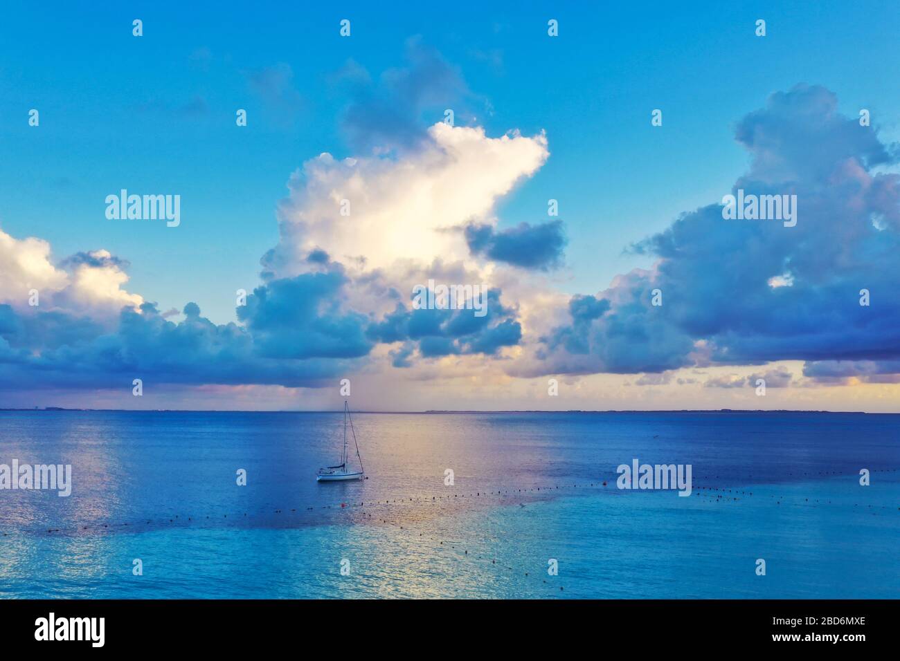 Boat on the ocean hi-res stock photography and images - Alamy
