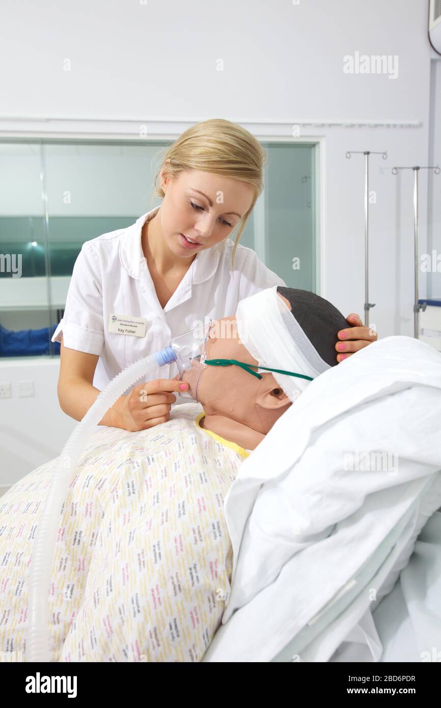 Nurse with dummy patient learns how to fit oxygen mask Stock Photo - Alamy
