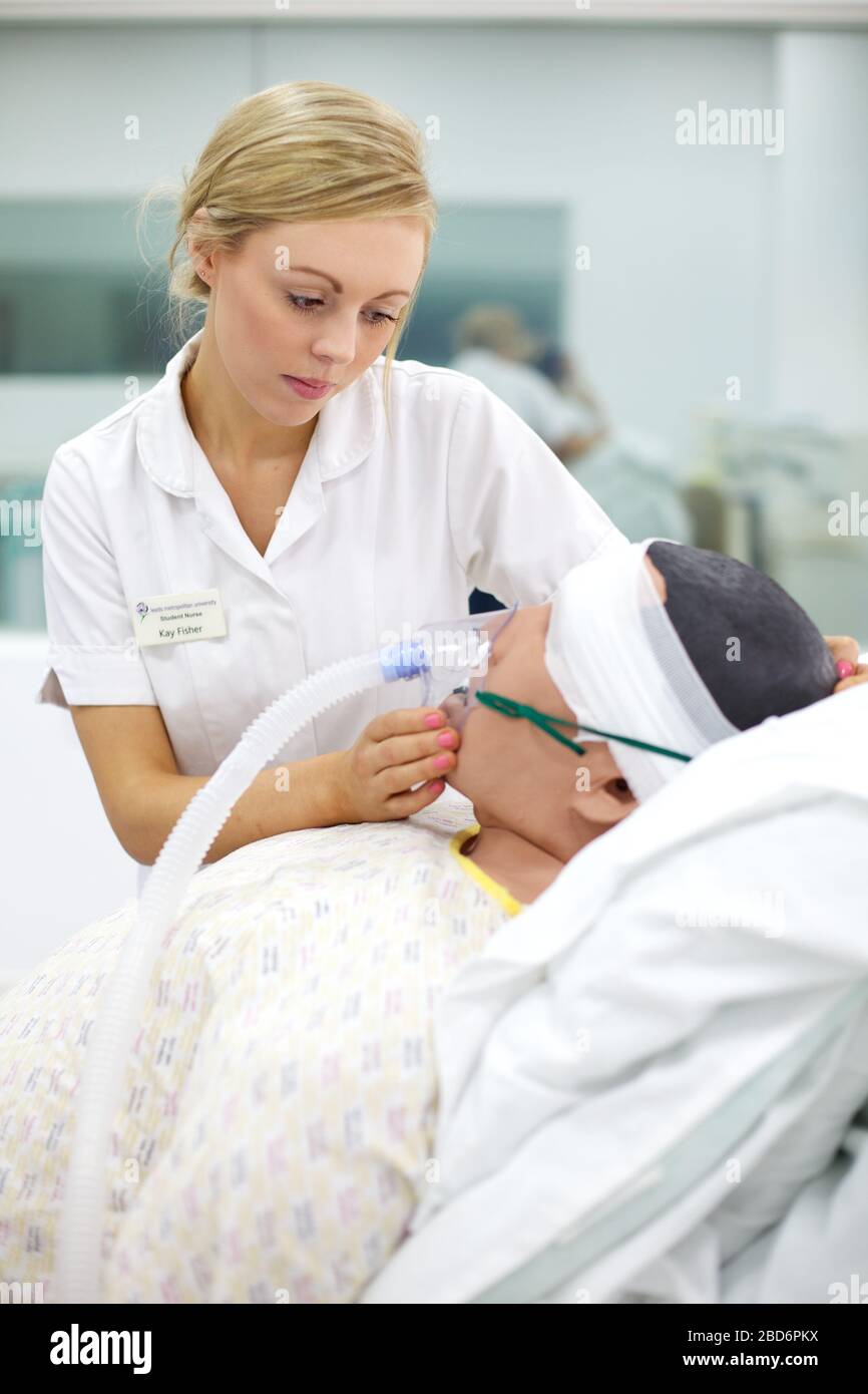 Nurse with dummy patient learns how to fit oxygen mask Stock Photo - Alamy