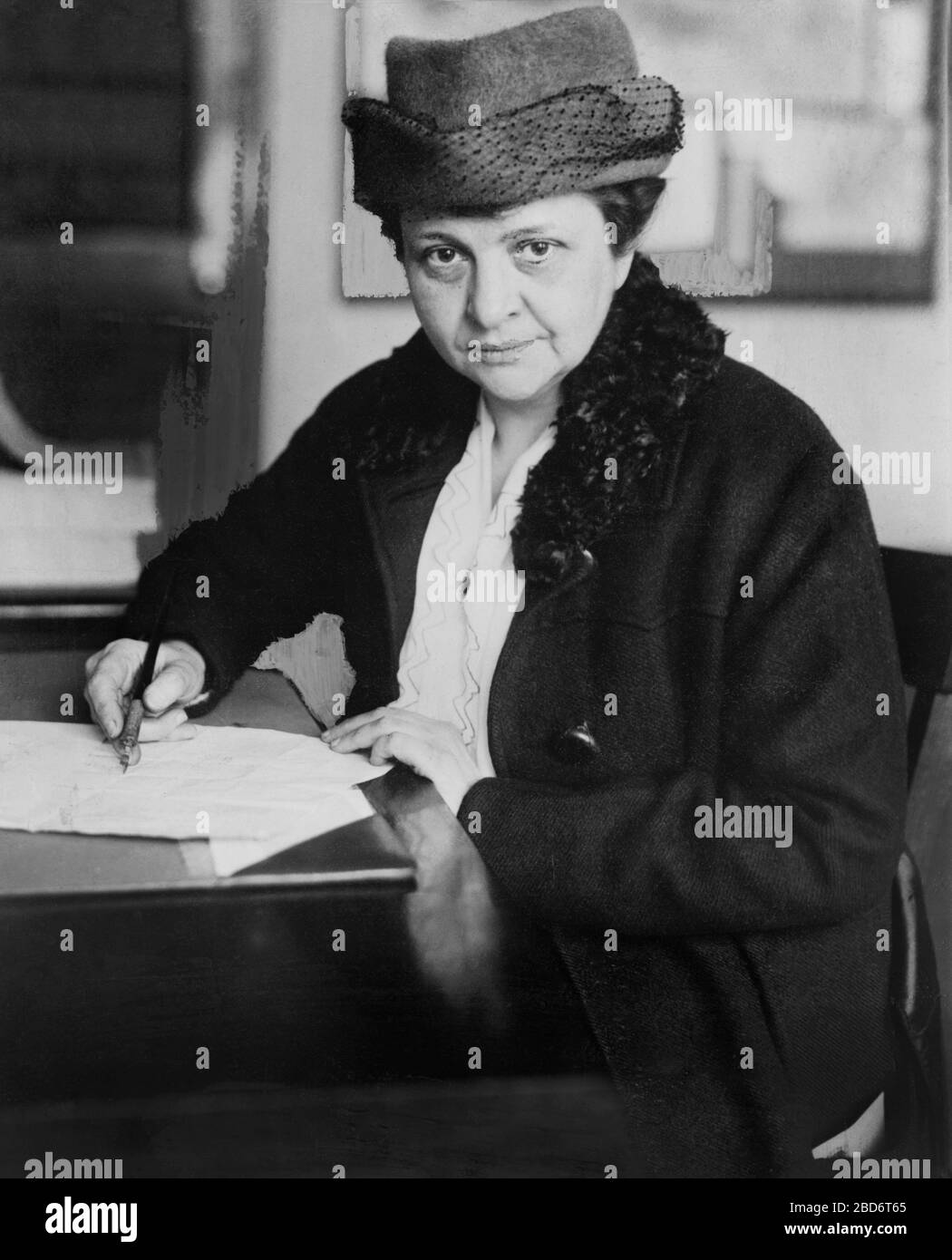 Signing half length hi-res stock photography and images - Alamy