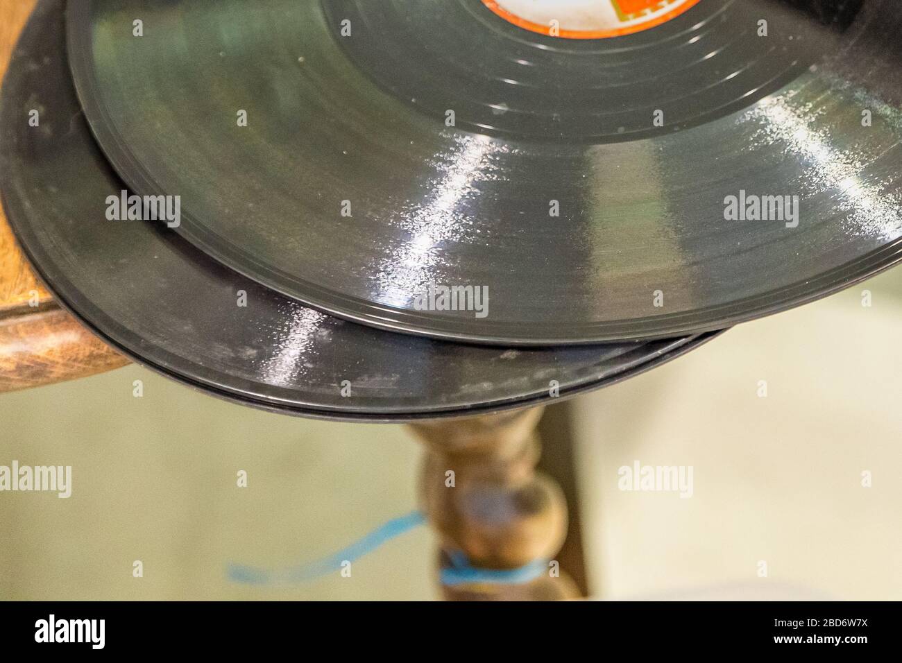 old vinyl discs for sale on stalls at antique fair Stock Photo - Alamy
