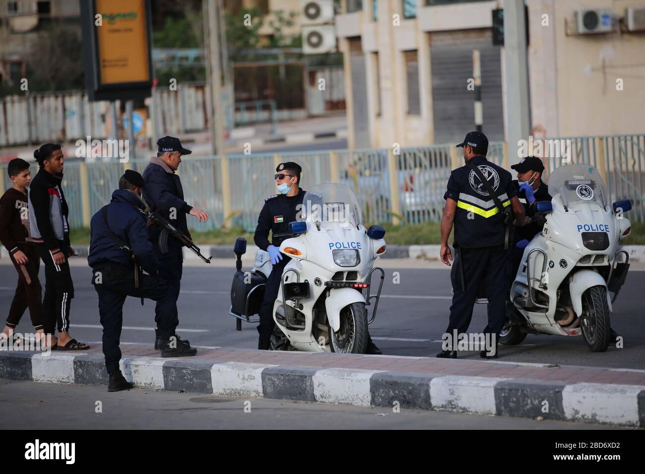 Gaza City, The Gaza Strip, Palestine. 7th Apr, 2020. Police organize ...
