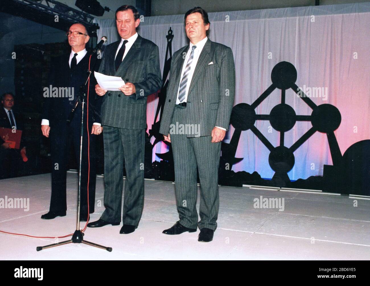 Lecture audience 1990s hi-res stock photography and images - Alamy
