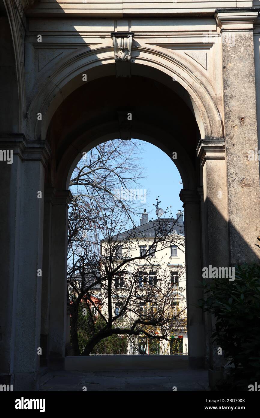 Archway with building behind Stock Photo - Alamy