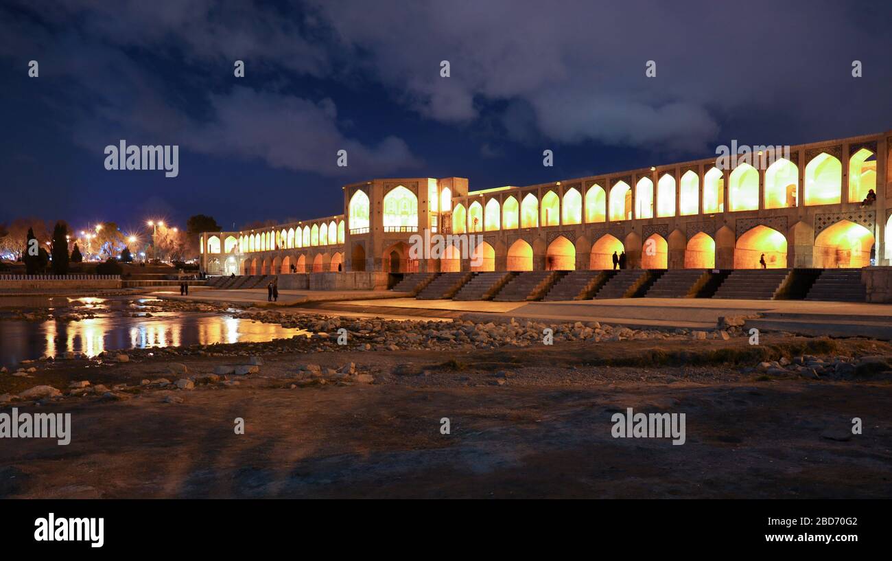 Khajou, Khaju Bridge in Isfahan crossing the Zayandeh River, Esfahan ...