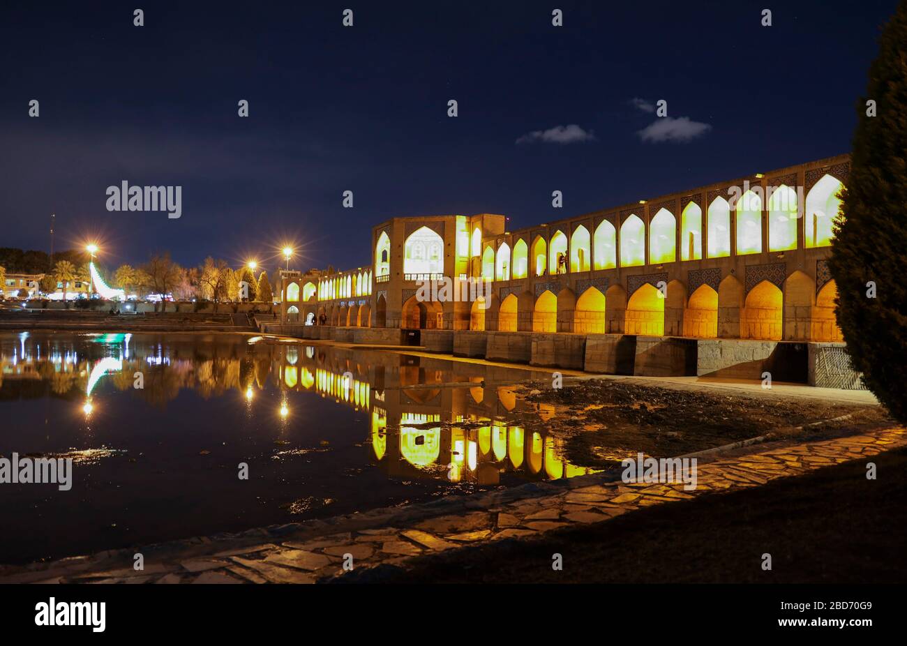 Khajou, Khaju Bridge in Isfahan crossing the Zayandeh River, Esfahan ...