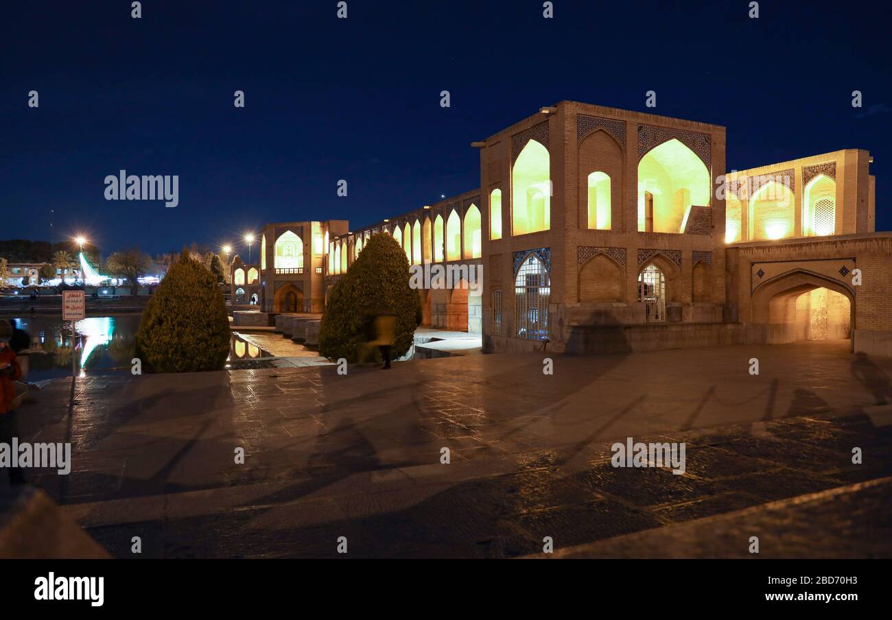 Khajou, Khaju Bridge in Isfahan crossing the Zayandeh River, Esfahan ...