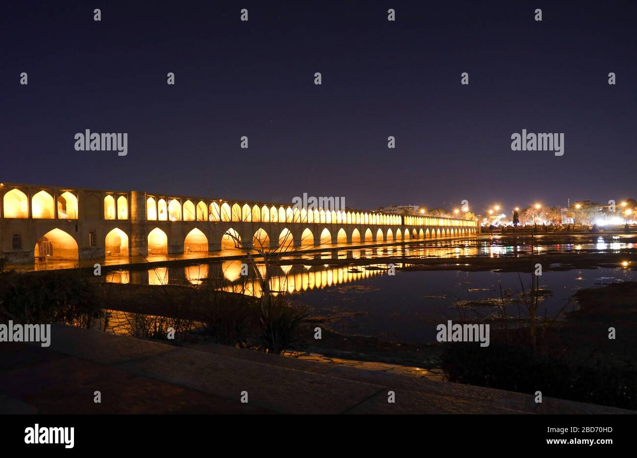 Khajou, Khaju Bridge in Isfahan crossing the Zayandeh River, Esfahan ...