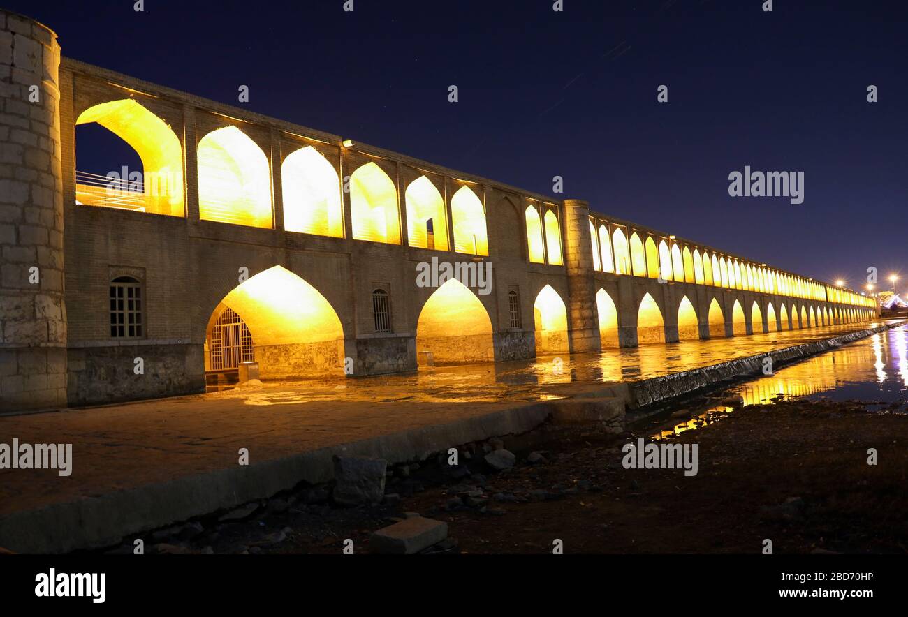 Khajou, Khaju Bridge in Isfahan crossing the Zayandeh River, Esfahan ...