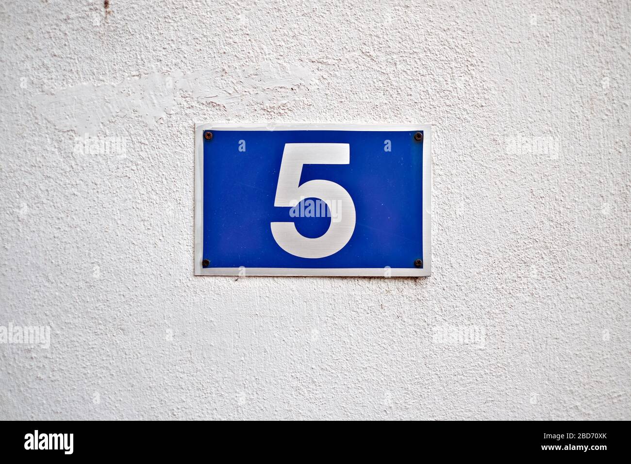 Number five ( 5 ), blue plate on a white surface Stock Photo - Alamy