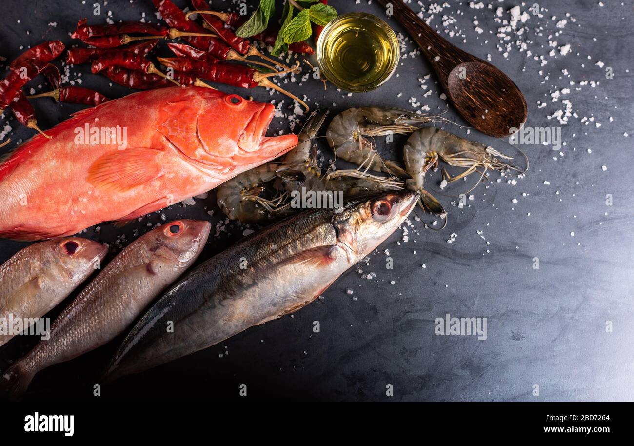 Red Snapper raw fish on table top Stock Photo - Alamy