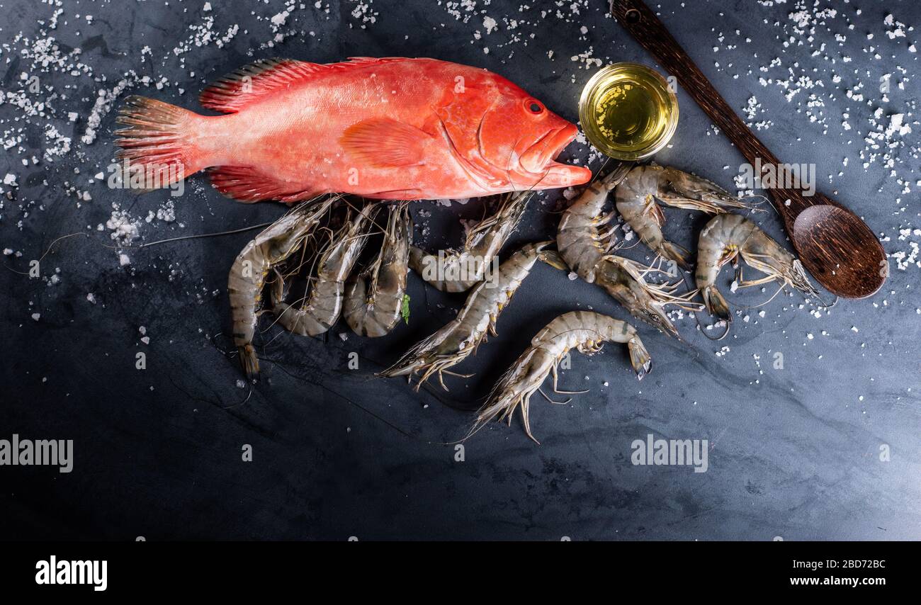 Red Snapper raw fish on table top Stock Photo - Alamy