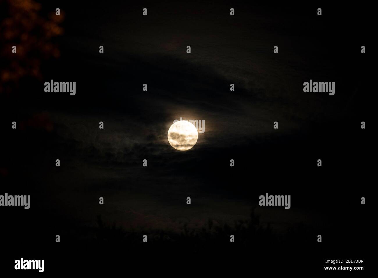 Pink super moon in London 2020 Stock Photo - Alamy