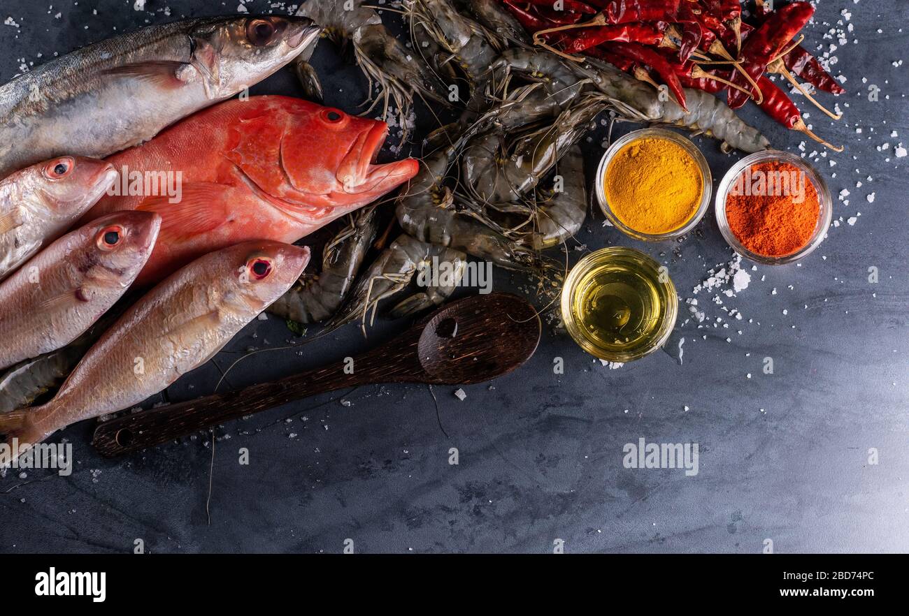 Red Snapper raw fish on table top Stock Photo - Alamy