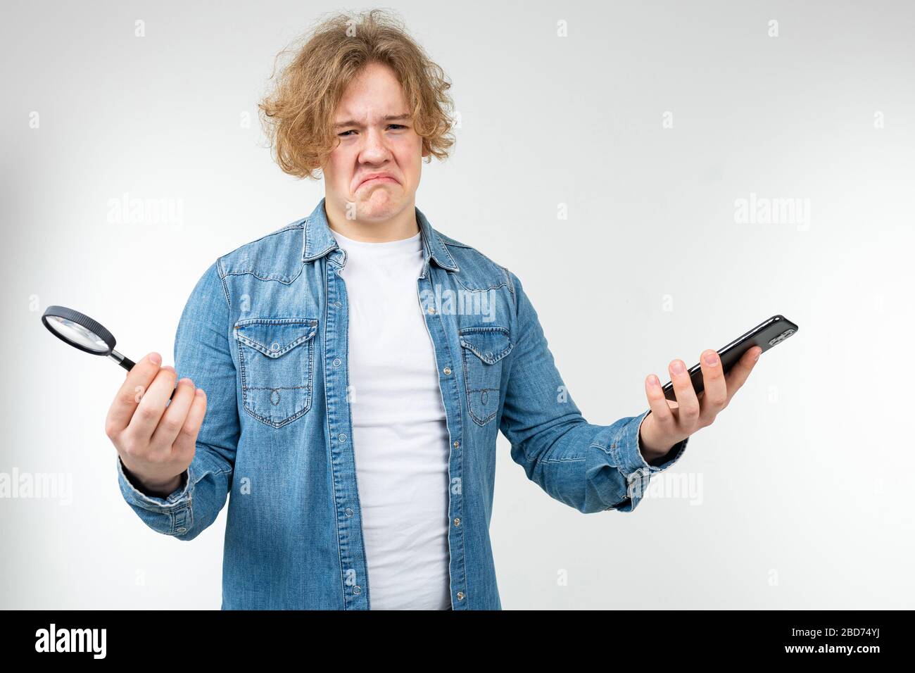 Detective holding big zoom lens hi-res stock photography and images - Alamy