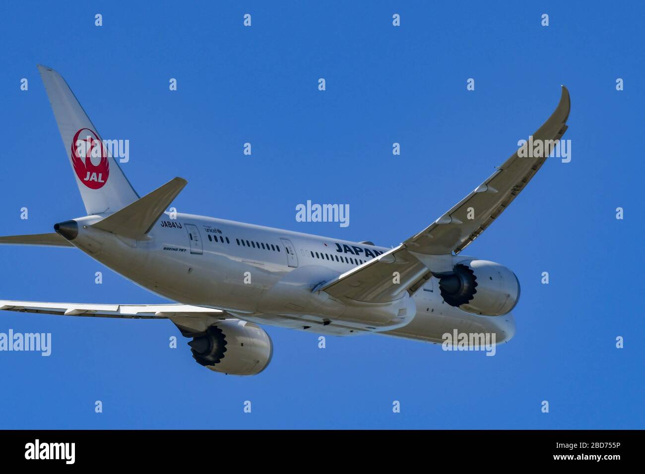 Boeing 787 taking off hi-res stock photography and images - Alamy