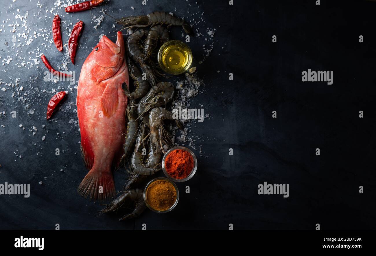 Red Snapper raw fish on table top Stock Photo - Alamy