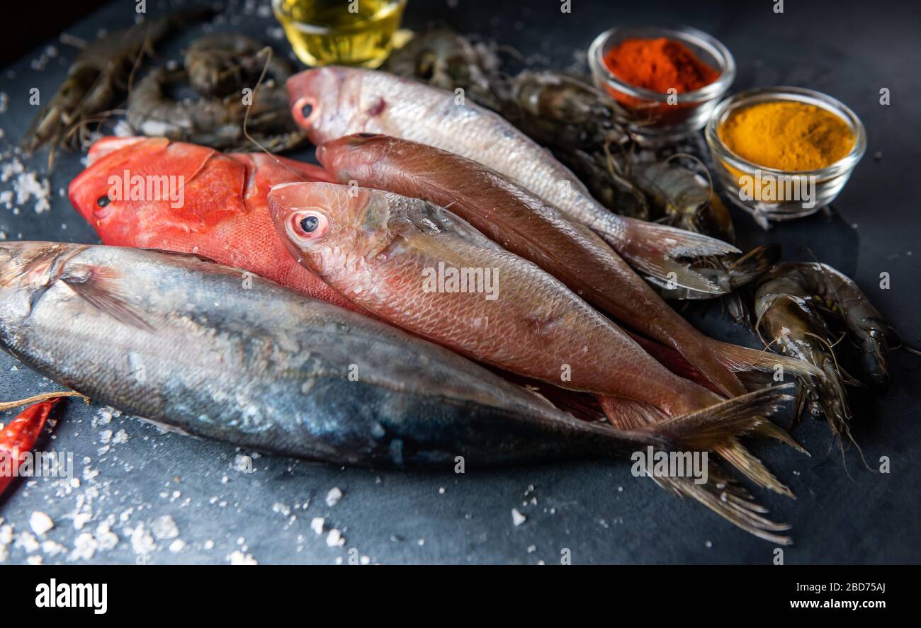 Red Snapper raw fish on table top Stock Photo - Alamy