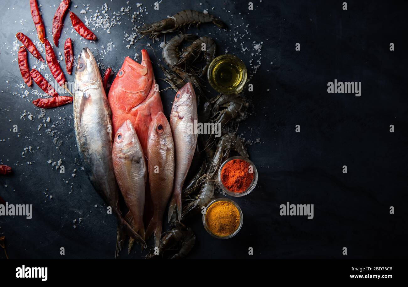 Red Snapper raw fish on table top Stock Photo - Alamy