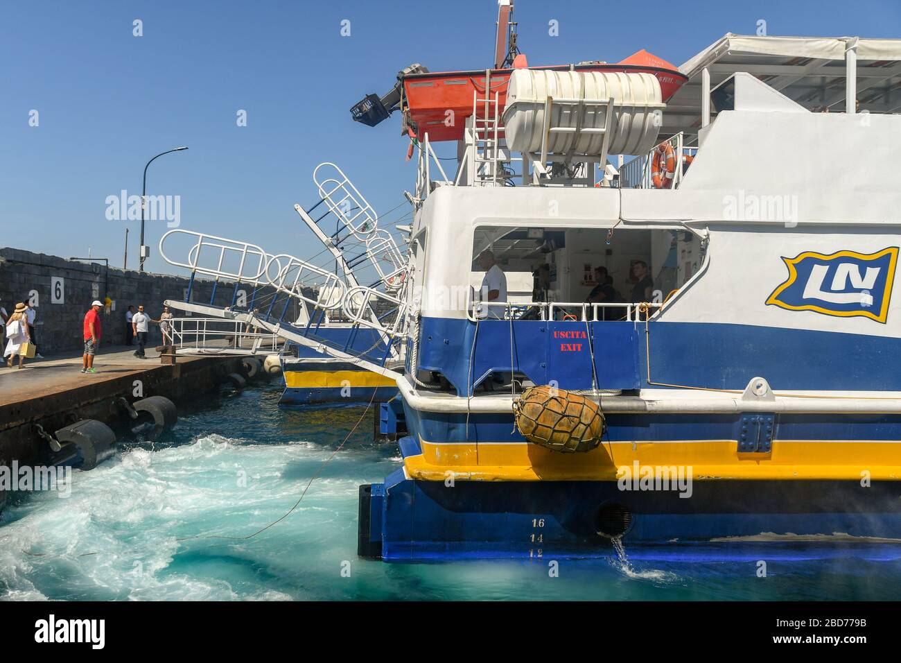 Ferry boat leaves leaving port harbour hi-res stock photography and ...