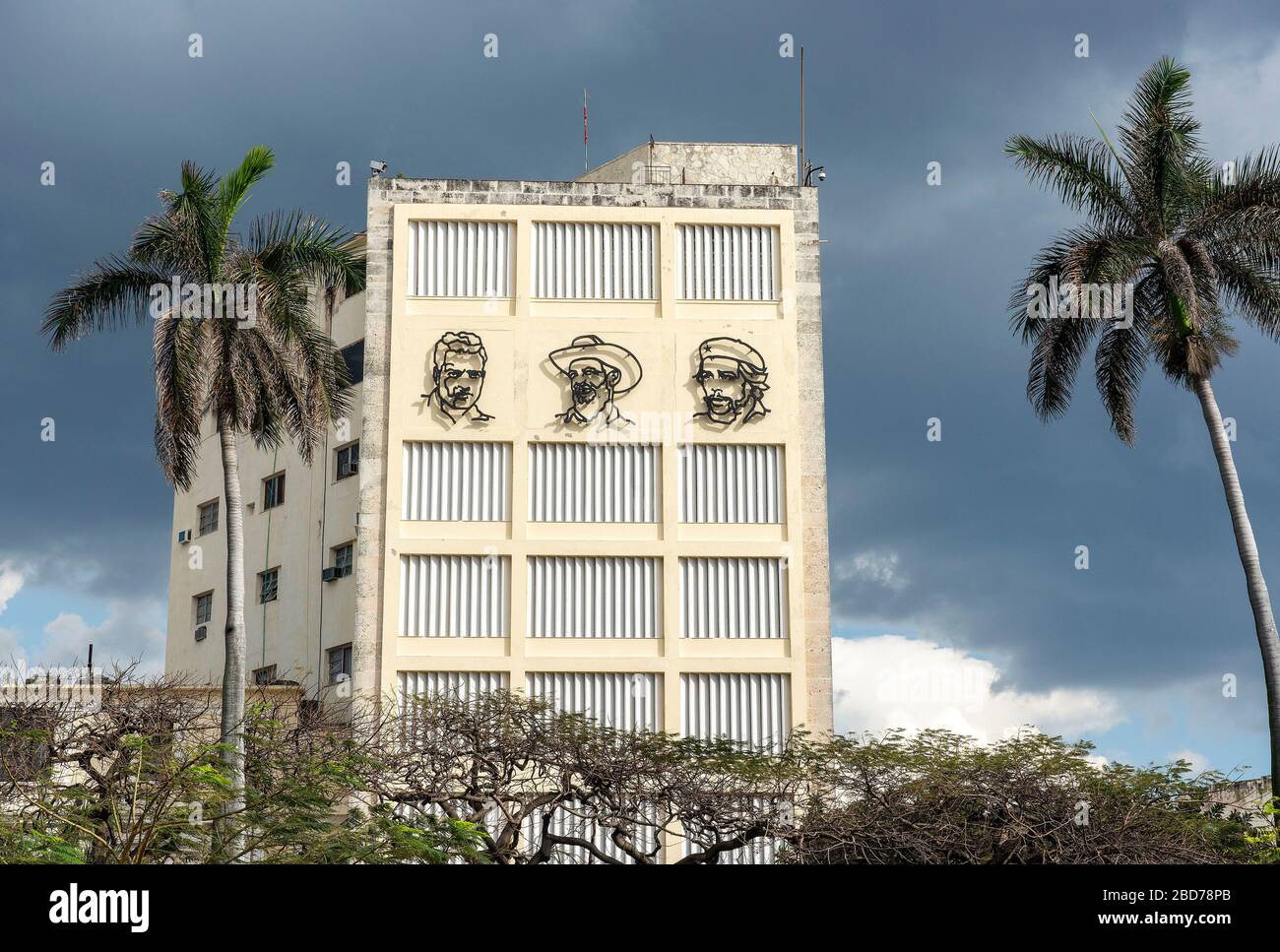 Building with icons of Cuban heroes Che Guevara (right),José Marti and ...