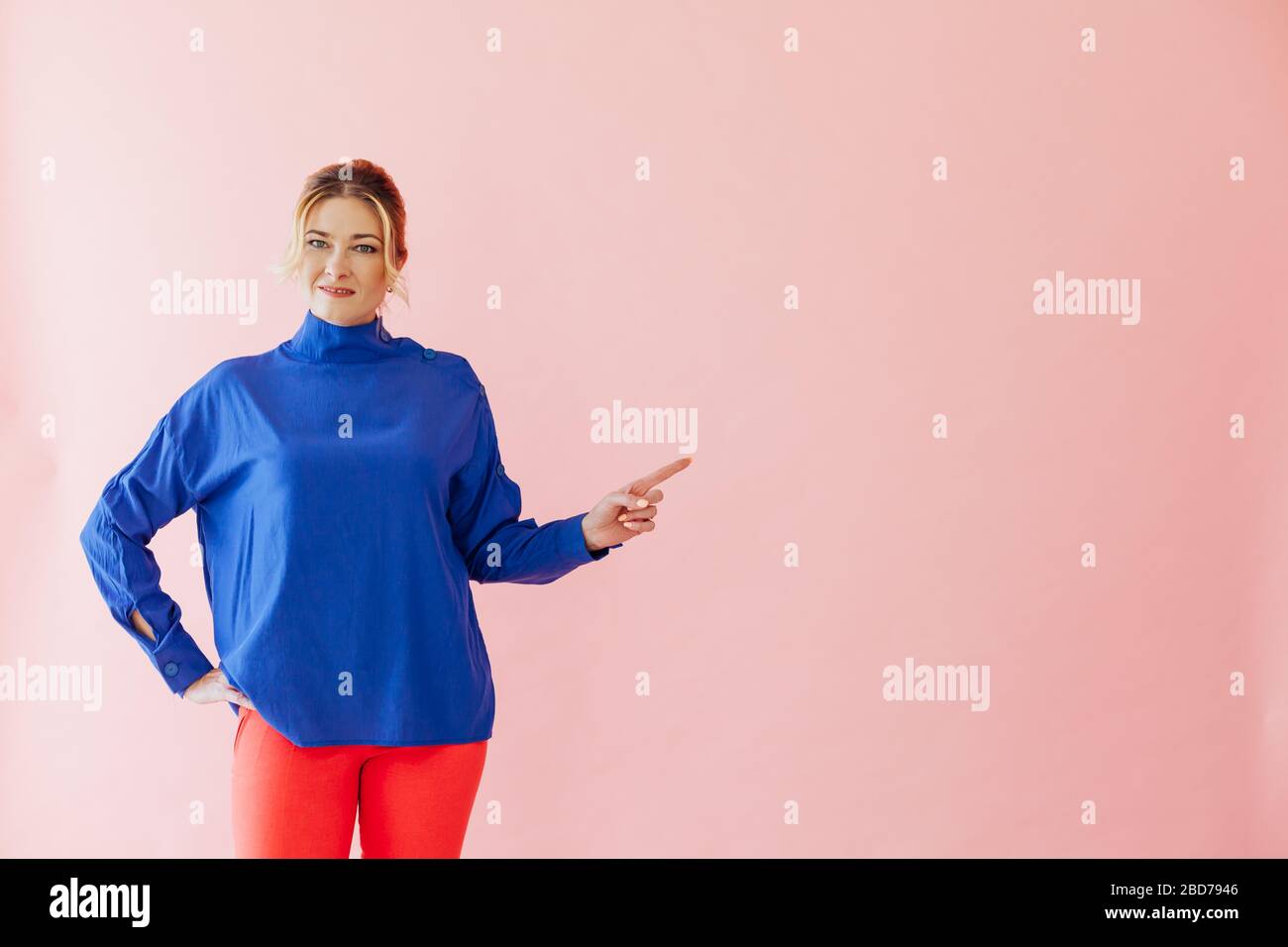 Business woman points finger-to-hand to the side Stock Photo - Alamy
