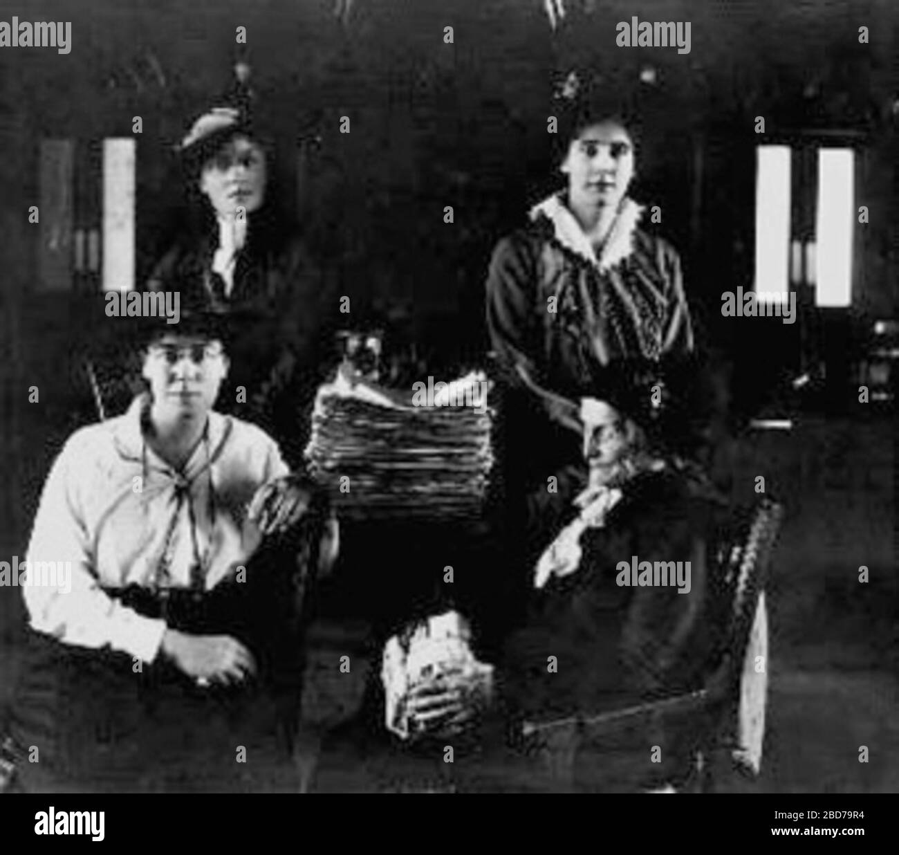 Canada women 1915 hi-res stock photography and images - Alamy