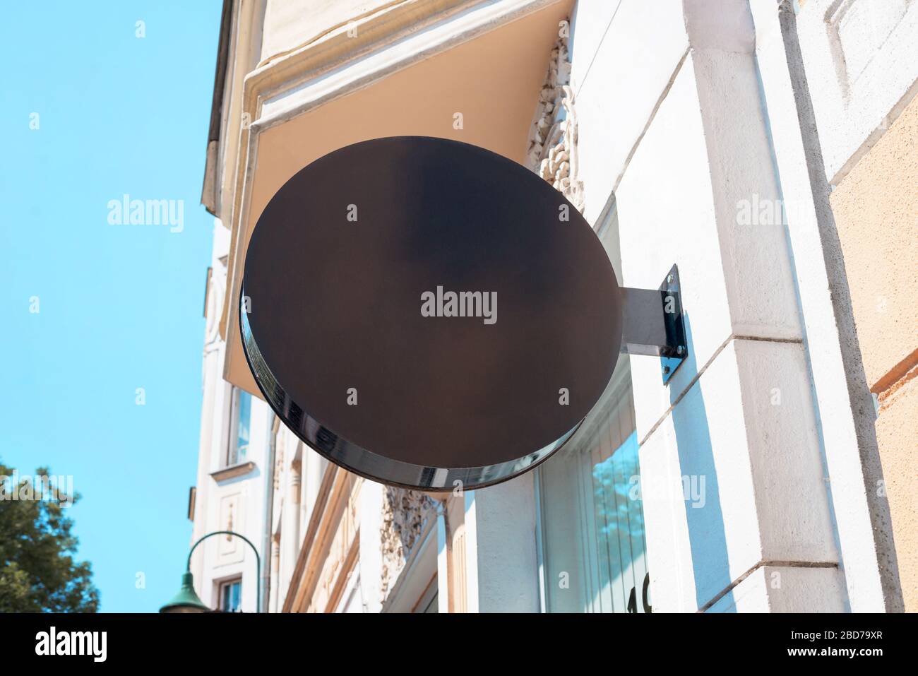 Black signage hi-res stock photography and images - Alamy
