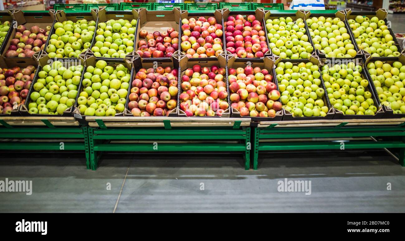 Apples in the cardboard boxes on the grocery shelf Stock Photo - Alamy