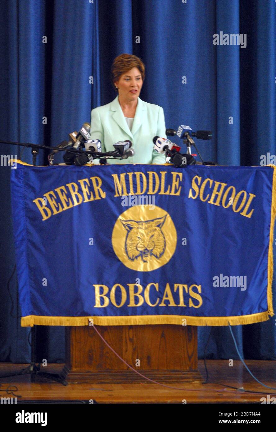 Laura bush reading hi-res stock photography and images - Alamy
