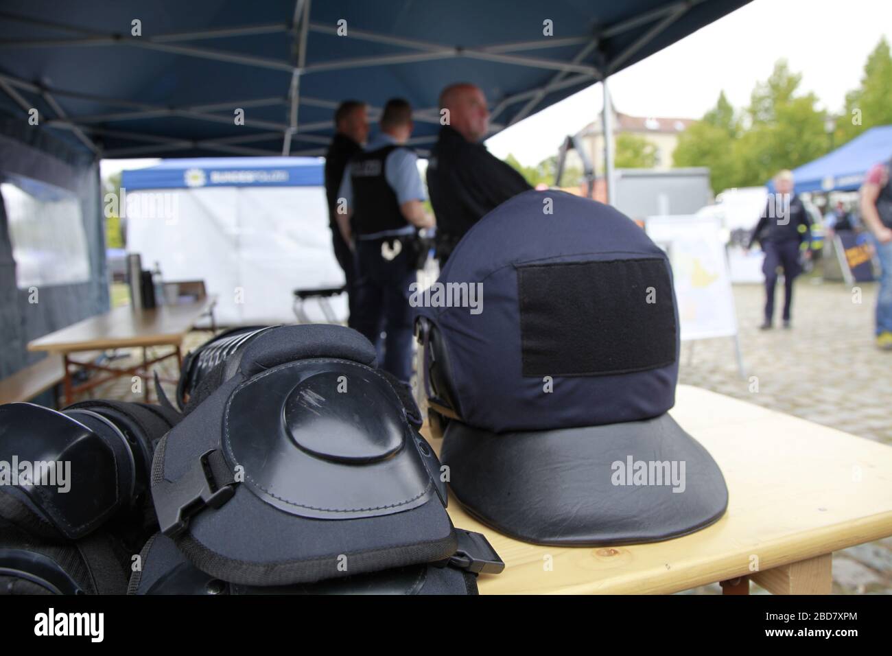 Polizei helm hi-res stock photography and images - Alamy