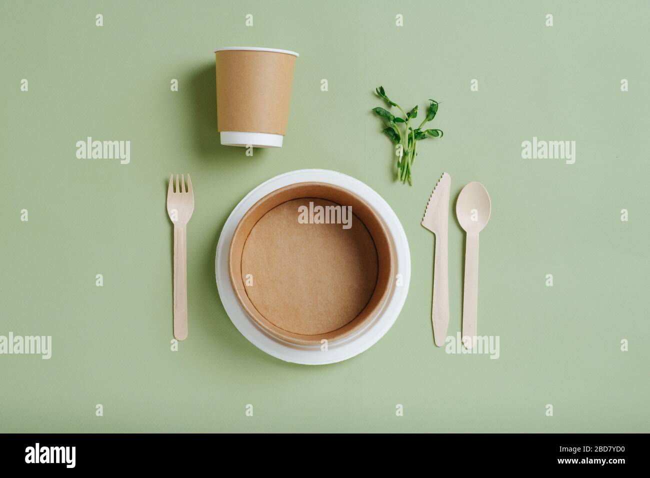 Eco-friendly dinner set. Paper bowl and cup with bamboo utensils Stock ...