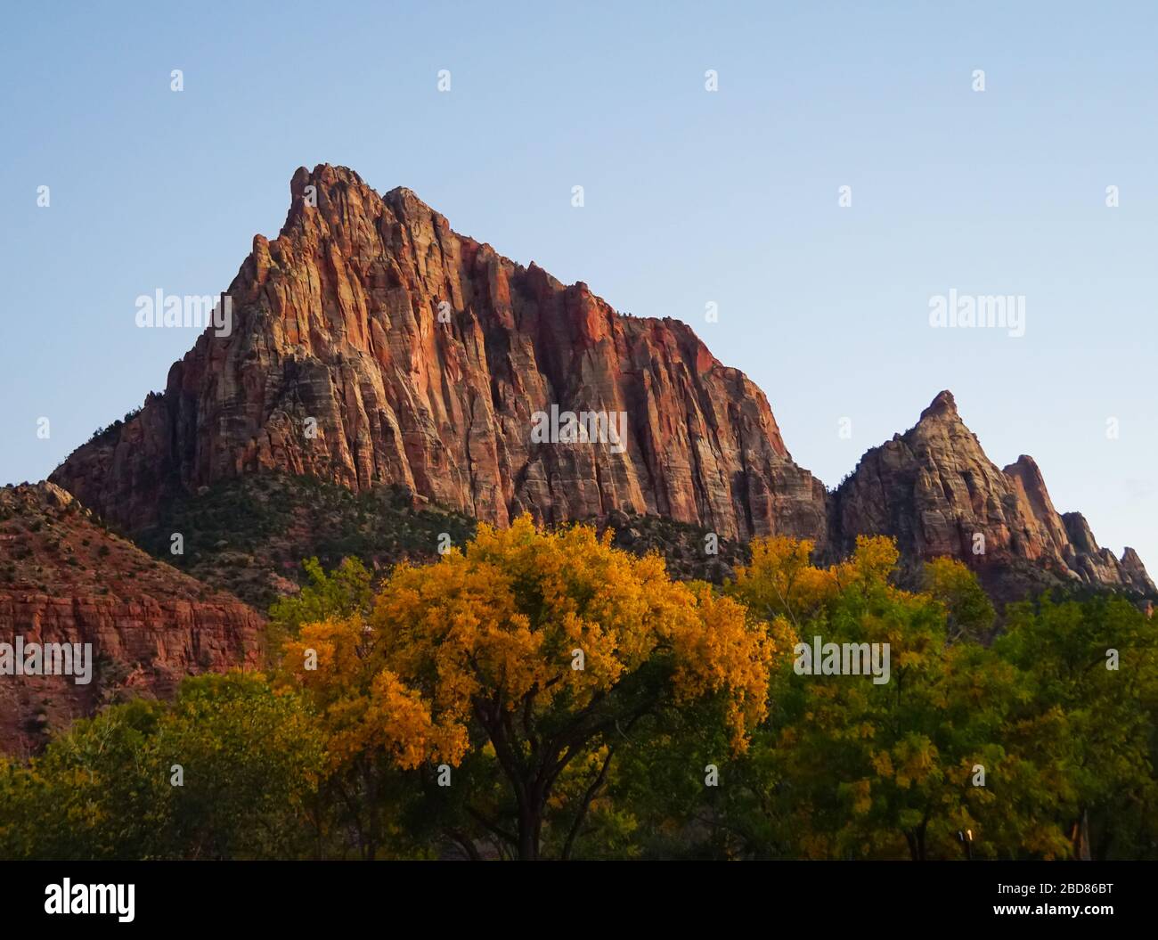 Red rocks mountain park hi-res stock photography and images - Alamy
