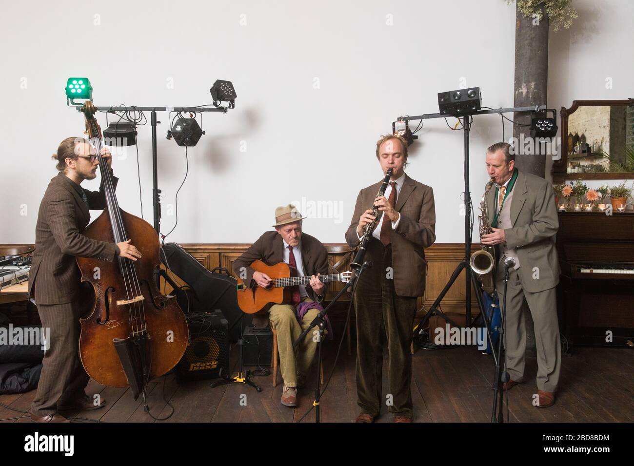 Wedding singers, band, performers Stock Photo - Alamy