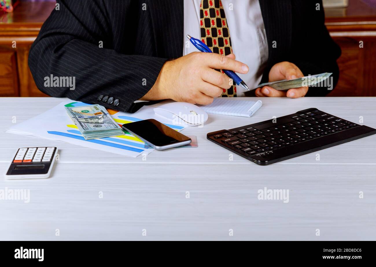 Accountant counting money hi-res stock photography and images - Alamy